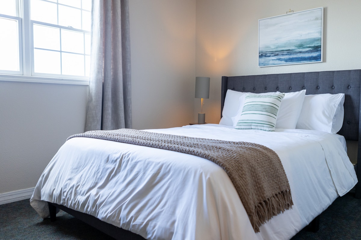 thankers - modest queen room BLUE - Hotels for Rent in Wheatland ...