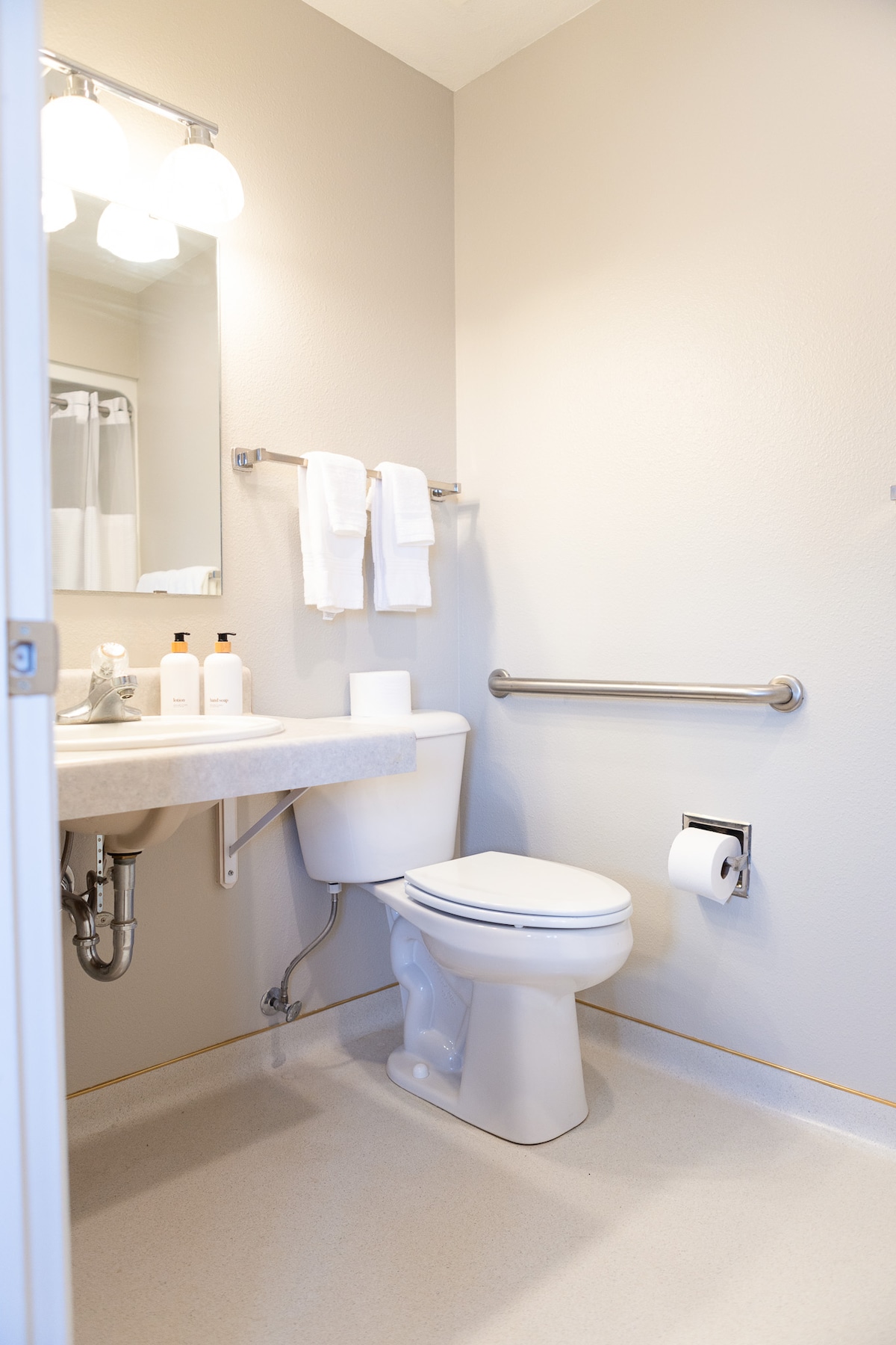 thankers - modest queen room BLUE - Hotels for Rent in Wheatland ...