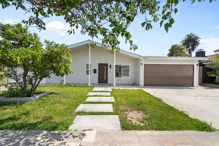 Spacious Family Escape – 4br Home In Prime Hb - Costa Mesa, CA