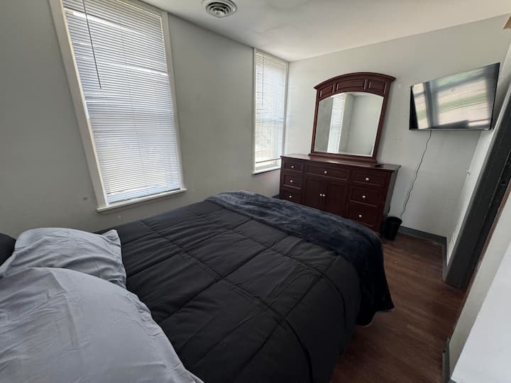 Room # 6 - Queen Size Bed - Milwaukee, WI