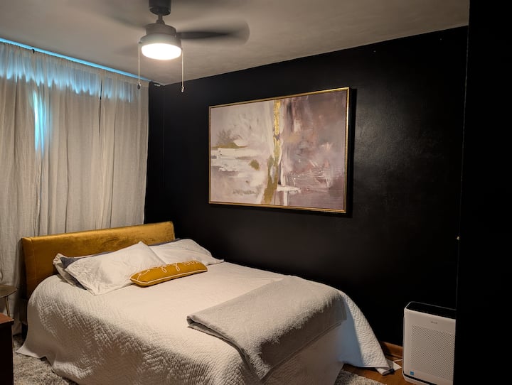 Dark Cool Room Near Nature - Cedar Rapids, IA