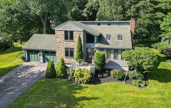 Coastal Getaway Near Beaches - Narragansett, RI