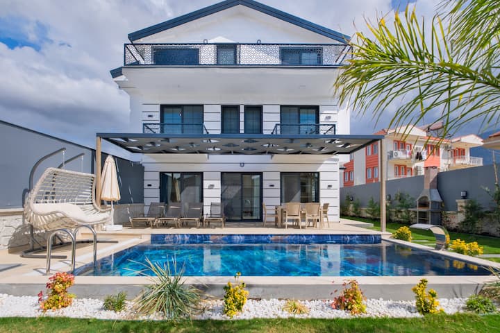 Fethiye Merkezinde Jakuzili Saunalı Havuzlu Villa - Fethiye