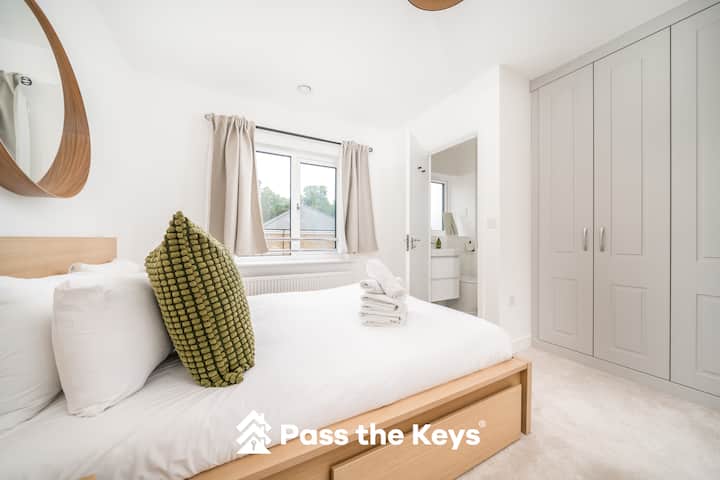 Modern 3-bed Townhouse W/garden & Parking In Ascot - Bracknell