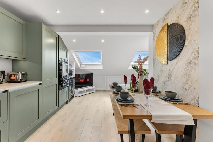 Stylish 4 Bedroom Retreat - Sleeps 9 - Balcony - Fulham