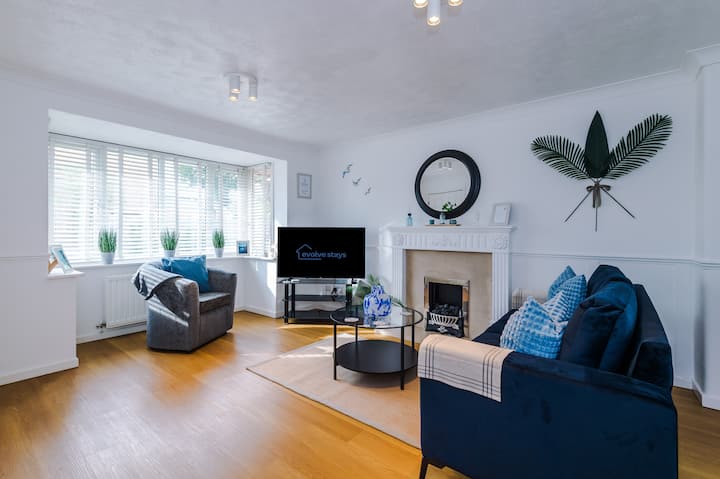 4br Home For 8 | Kitchen + Parking In Northwich - Knutsford