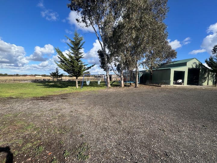 Farm Stay, Feed Sheep & Relax - Diggers Rest