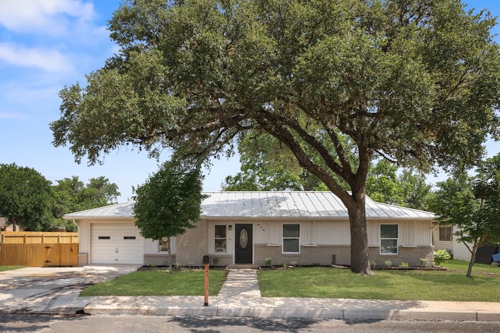 Charming New Remodel 3bdrm/2ba - Boerne