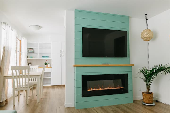 Cozy And Bright, Newly Renovated Two Bedroom Suite - Golden
