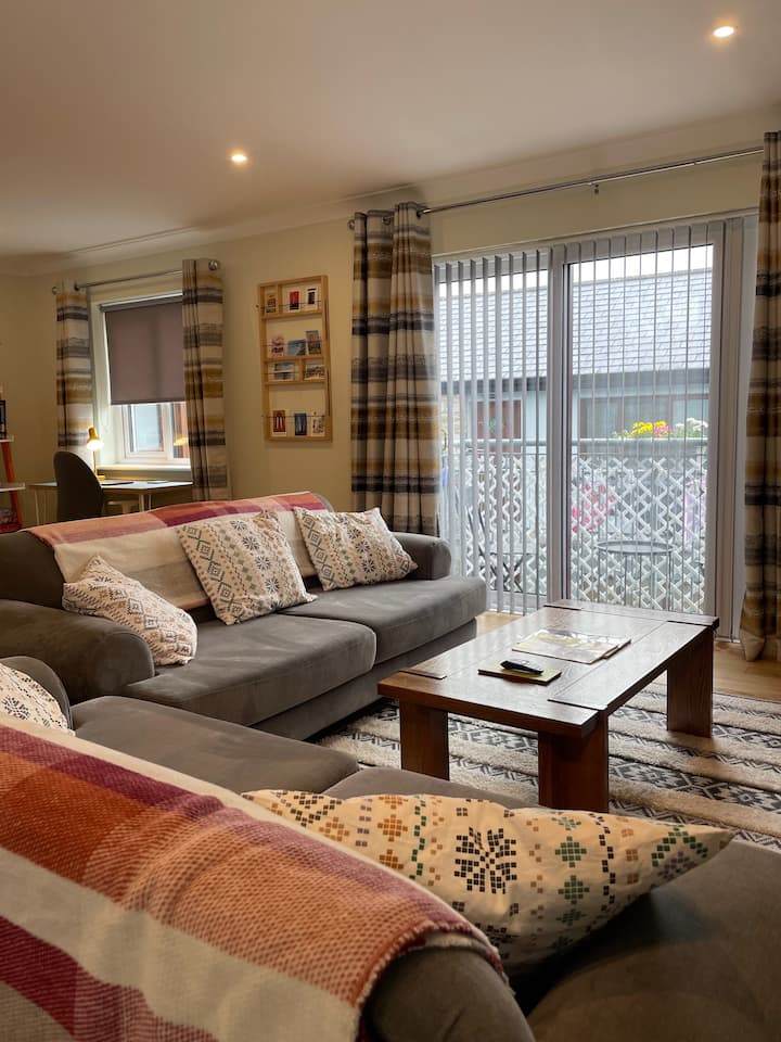 Central & Stylish Apartment - Westport