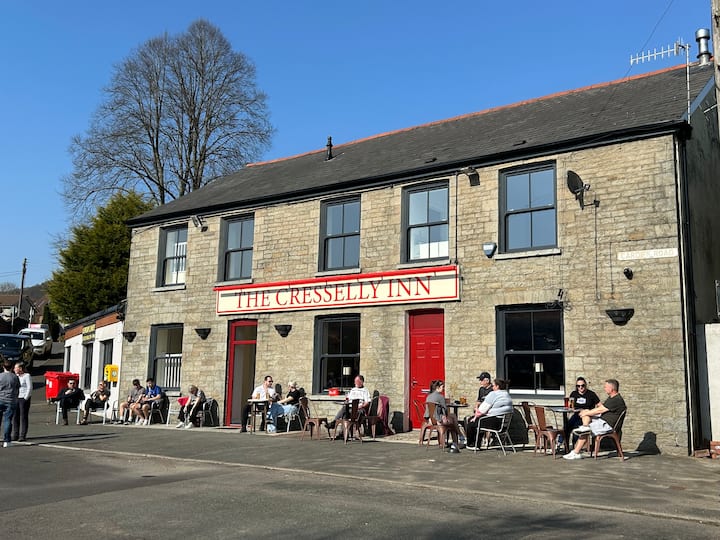 The Cresselly Inn - Double Room - Merthyr Tydfil