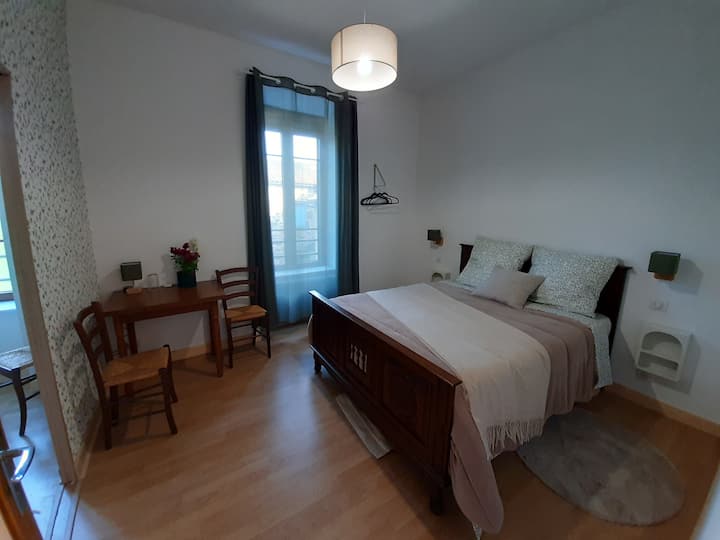 Chambre "Milan Royal" Sdb Privée, Dans Un Gîte. - Saint-Flour
