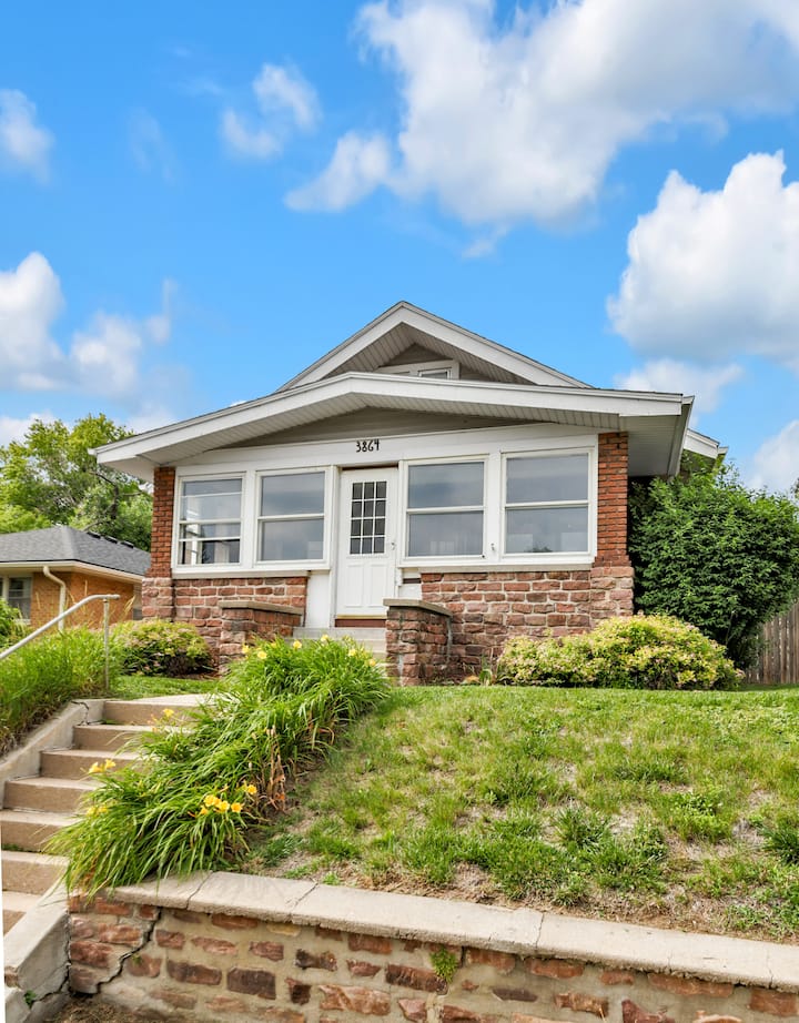 Cozy Brick Bungalow Minutes From Downtown! - Omaha, NE
