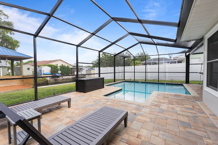 Waterfront Home Sleeps 10. Heated Pool. - Crystal River, FL