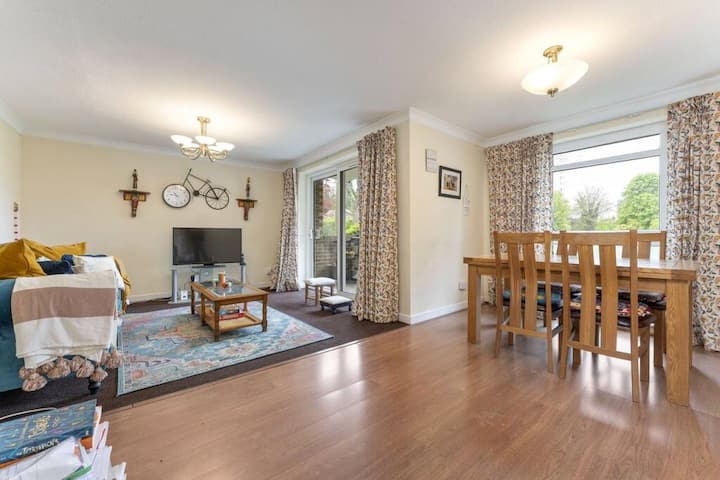 Spacious 2-bedroom Flat - Epsom