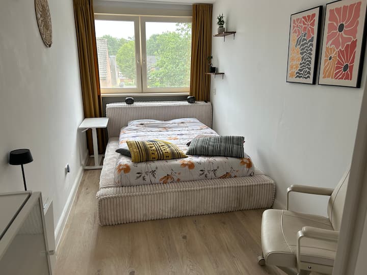 Kamer Met Werkplek En Beamer - Enschede