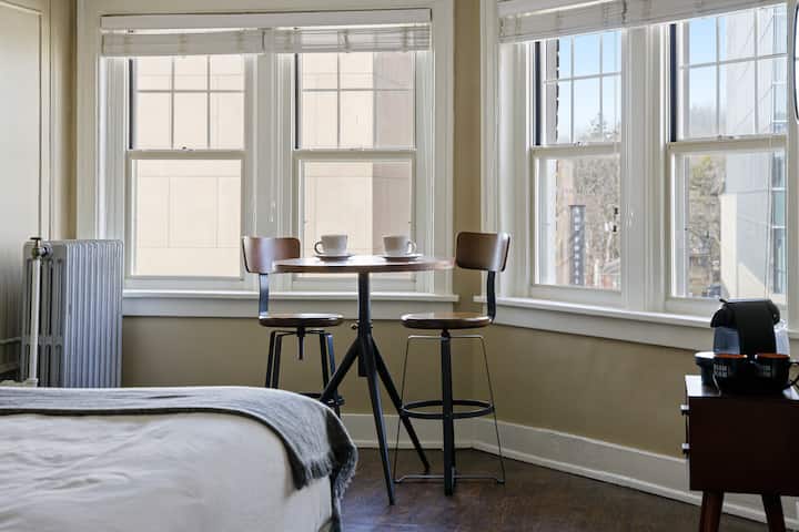 Plaza Studio | Economical For Mid-term Travelers - Kansas City, MO