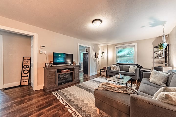 Cozy Downtown Bungalow - Hot Tub, Ac, Parking - Colorado Springs, CO