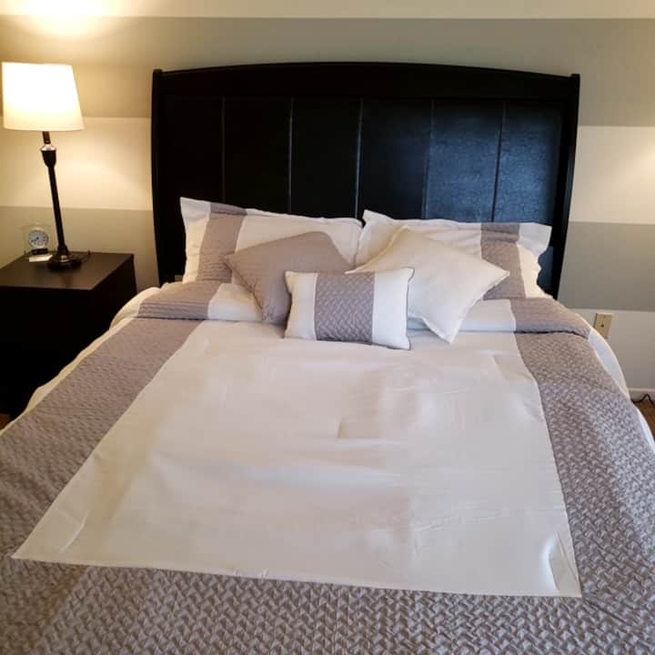 Furnished Room With Private Bath - Santa Clarita, CA