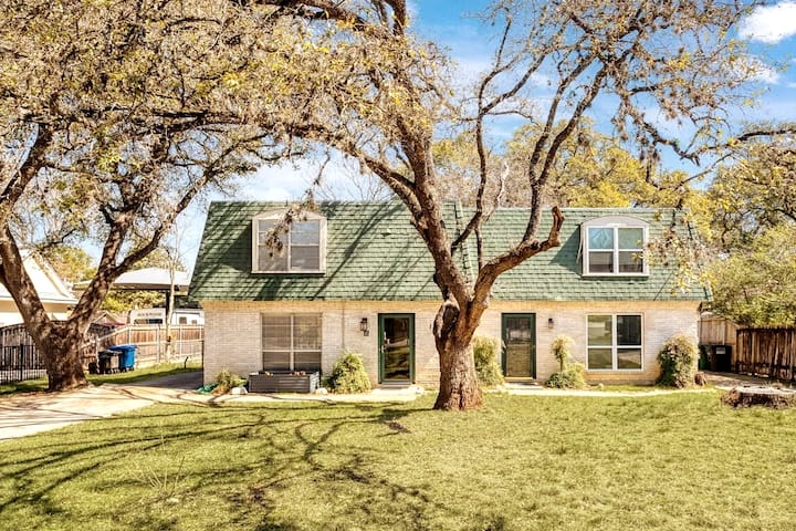 2-bedroom Home Centrally Located - Stone Oak - San Antonio