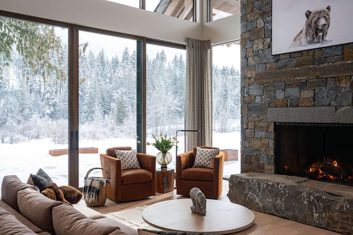 Mountain Lake Luxury Ski Chalet - Revelstoke