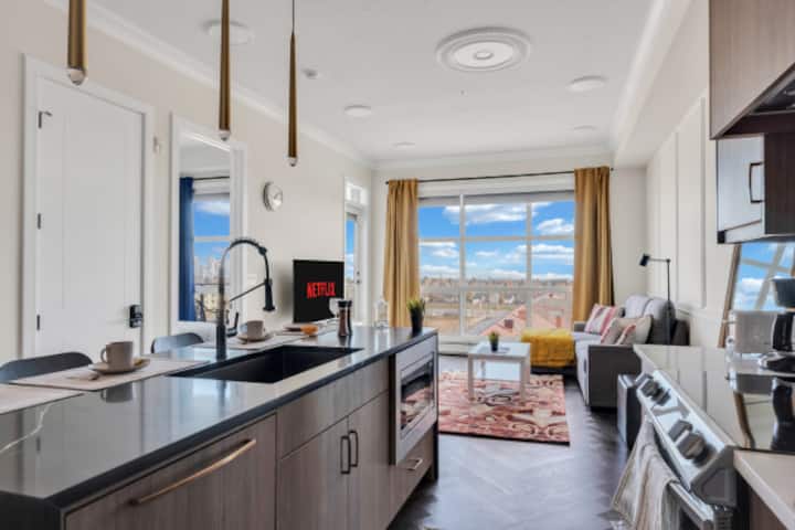 Modern 2br Condo W/city View,dt, Balcony,f/parking - Calgary