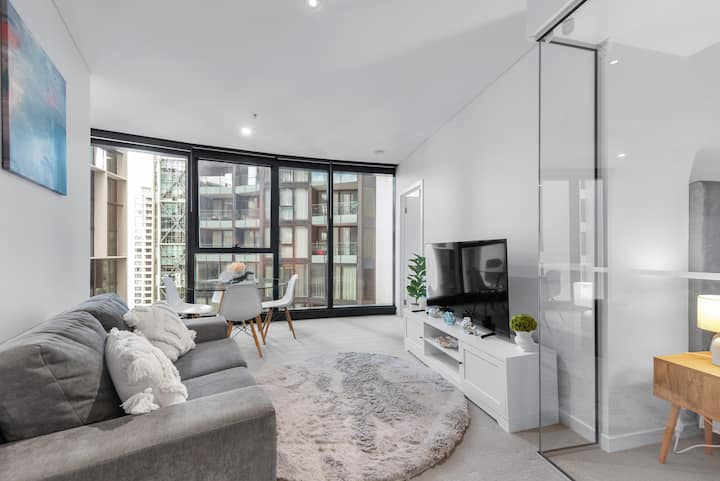 Stylish 2br ~ Tallest Building In City + Pool, Gym - Brisbane