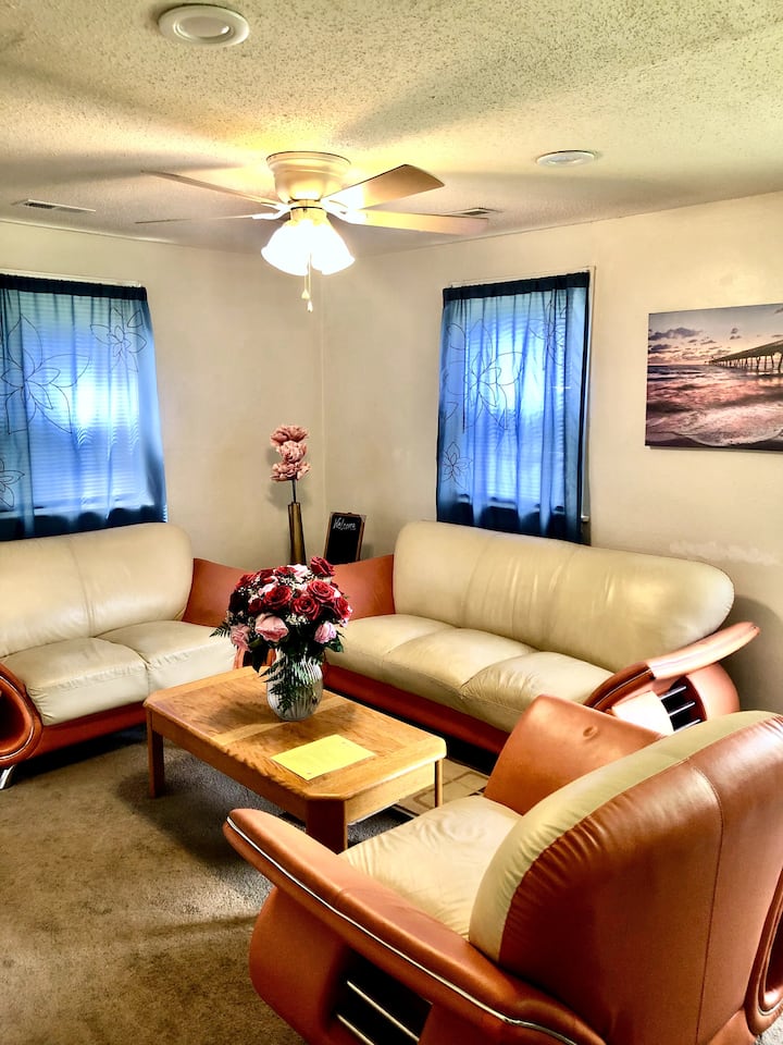 2 Bedroom Private Comfortable Getaway Home - Newport News, VA