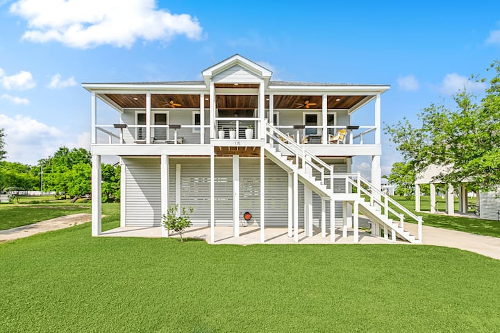Stylish Coastal Escape, Sleeps 10, Outdoor Area - Pass Christian, MS