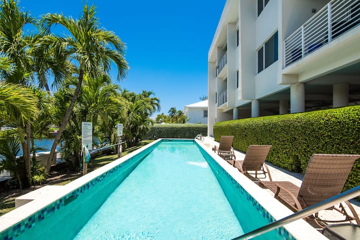 Elegant Waterfront Escape, Palm Heights Retreat - 케이맨 제도