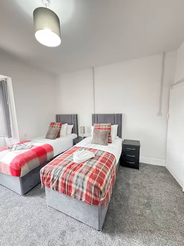 Comfortable 4-br House | Hawksley Mill | Guests 7! - Bromsgrove
