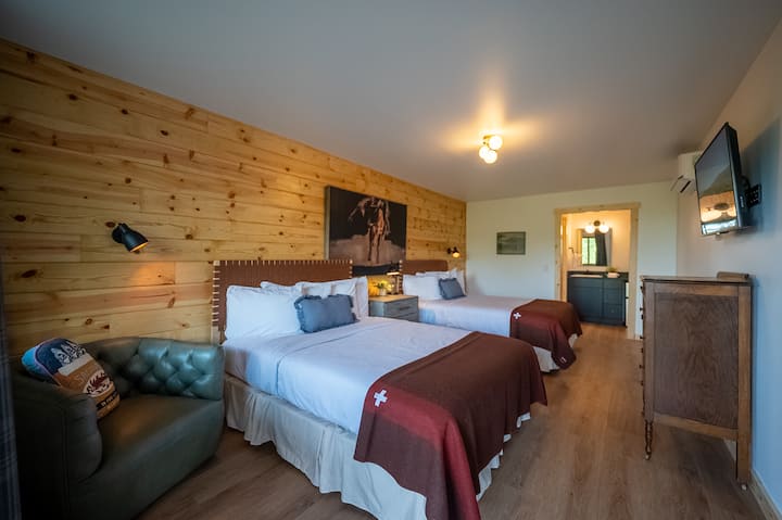 Great Views! Newly Renovated. Wood, Rustic, Charm. - Eureka Springs, AR