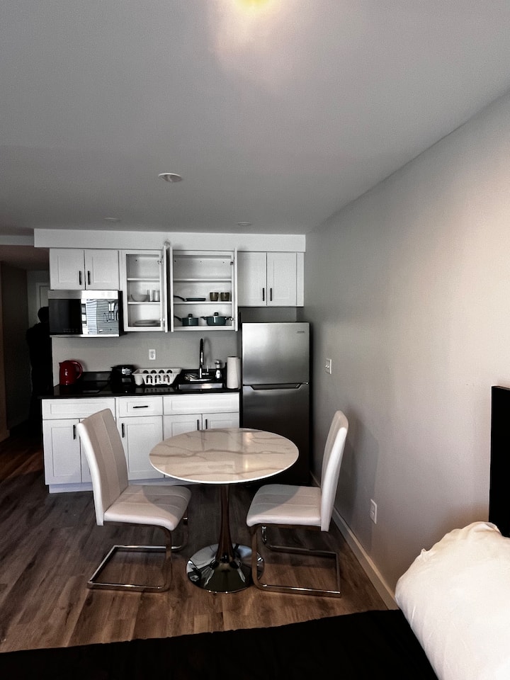 Fully Furnished Studio Lux Bldg Great Amenities - Hartford, CT