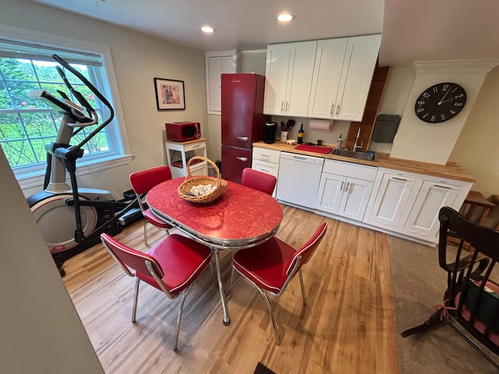 Mid-century Comfort
(No Cleaning Fee!) - University of Maryland, College Park