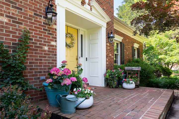 Spacious Colonial Vt Retreat - Blacksburg, VA