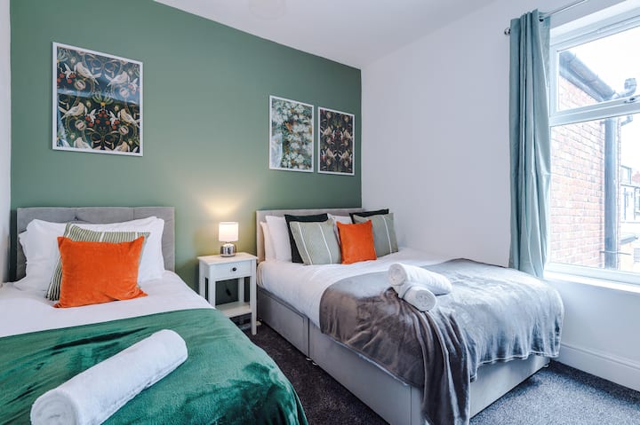 Spacious 3-bed Home | Sleeps 8 | Near Etihad - Glossop