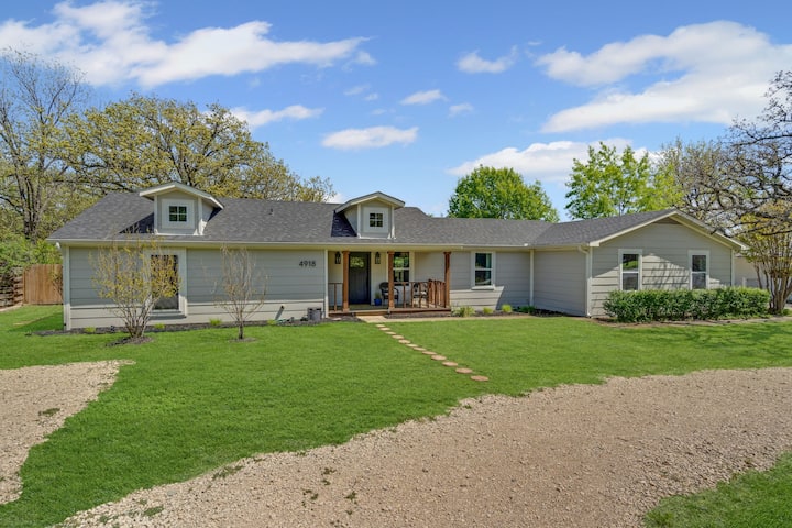 Quiet And Convenient 5 Bedroom Denton Home! - Denton, TX