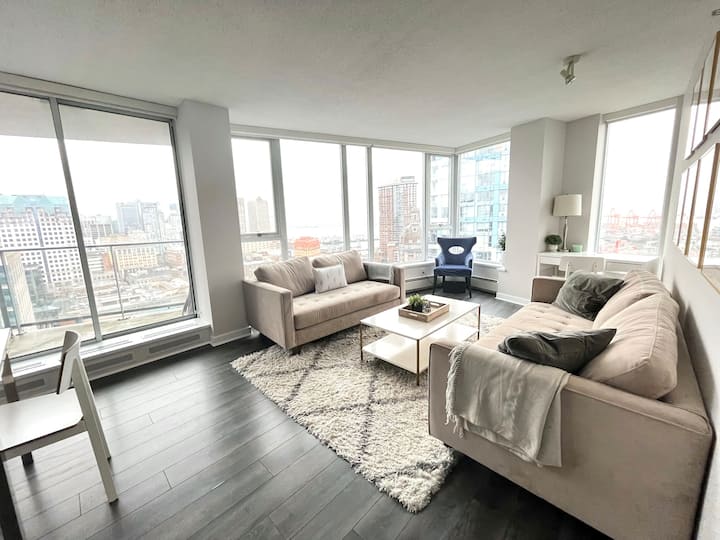 Light Filled 2 Bed Mountain, Water & City Views - Vancouver