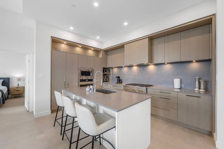 Beachside Penthouse Retreat - Kelowna