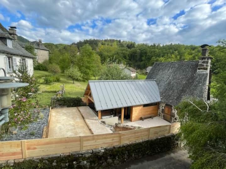 Maison Ancienne Rénovée Avec Terrain Pétanque - Salers