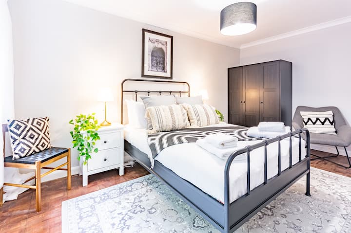 Stylish 2-bedroom Flat Near Brentwood  – Sleeps 6 - 브렌트우드
