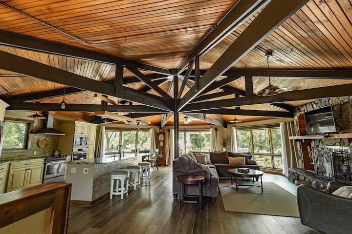 Tree House Retreat + Hot Tub - Wichita, KS