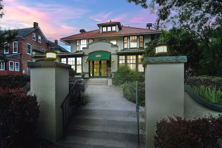 Sleeps 20! Lancaster Mansion Near Sight & Sound - Lancaster, PA