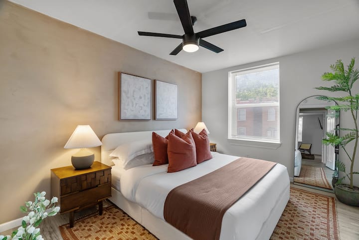 Cozy Art Retreat |Balcony, Wi‑fi, Bjc, Walk To Cwe - University City, MO