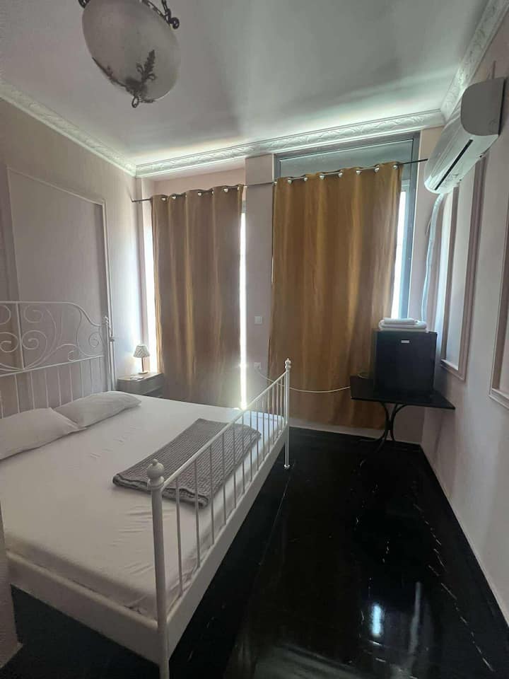 Bedroom With Shared Bathroom - Atene