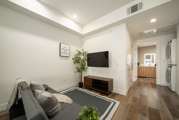 Urban Hideaway In K-town | Parking Included! - Beverly Hills, CA