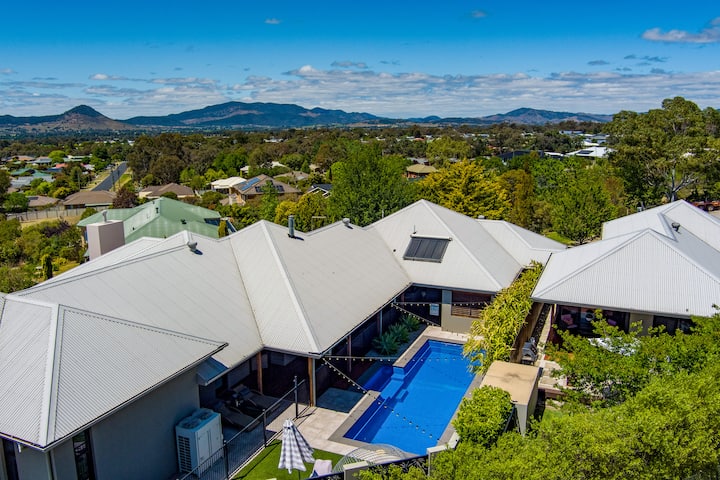 Red Lotus Guesthouse—a Grand Valley Views Escape - Mudgee