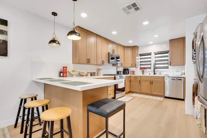 Disney Dreams & Game Room Retreat New Modern Sna - Orange, CA