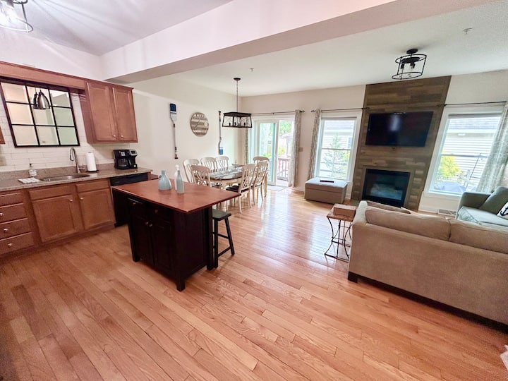 Lake Effect Retreat-walk To Beach, Shops, Dining - Bolton Landing, NY