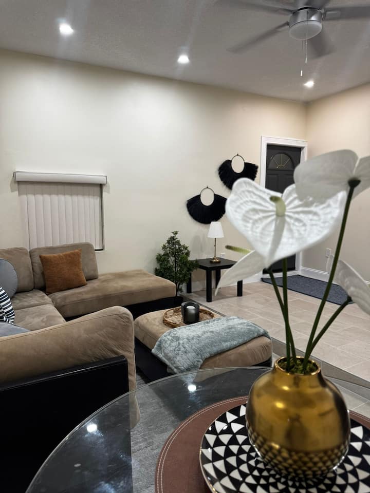 Cozy 1bd/1br Guesthouse (100% Detached) - Tamarac